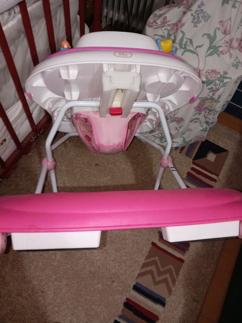 Bebi hodalica sa muzičkom i interaktivnom tablom - Boja: roze/bela -