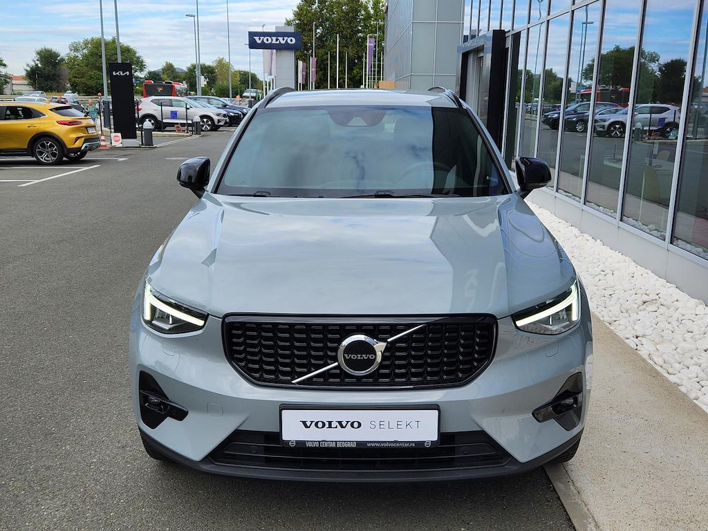 VOLVO XC40 -T2 AT PLUS DARK