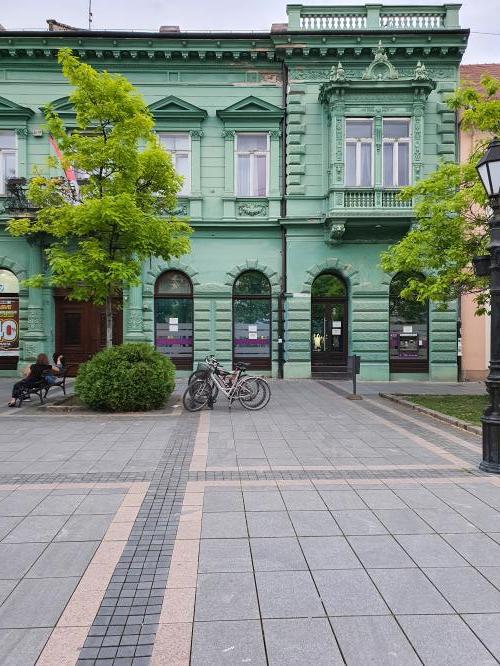 Izdajem poslovni prostor na glavnoj ulici 200m2
Sombor
