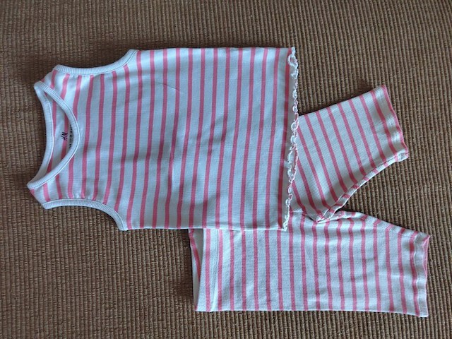 ✽✽ 128- H&;;M komplet majica i biciklisticke na pruge