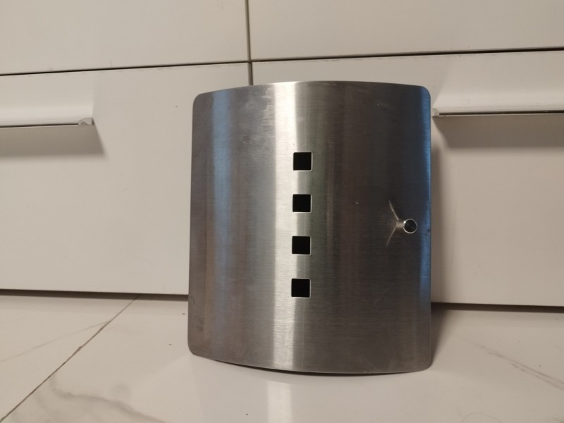 Limen metalan sanduk sa kukama za ključeve