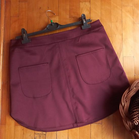 H&M nova burgundy suknja od satena sa elastinom