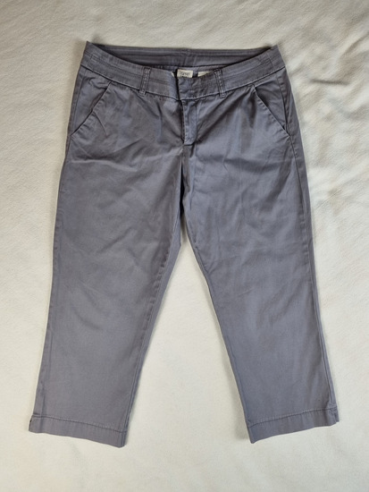 Esprit kapri pantalone sive boje