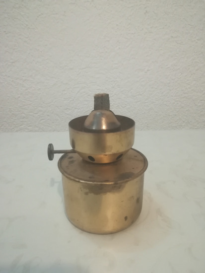 Stara lampa mesingana petrolejka