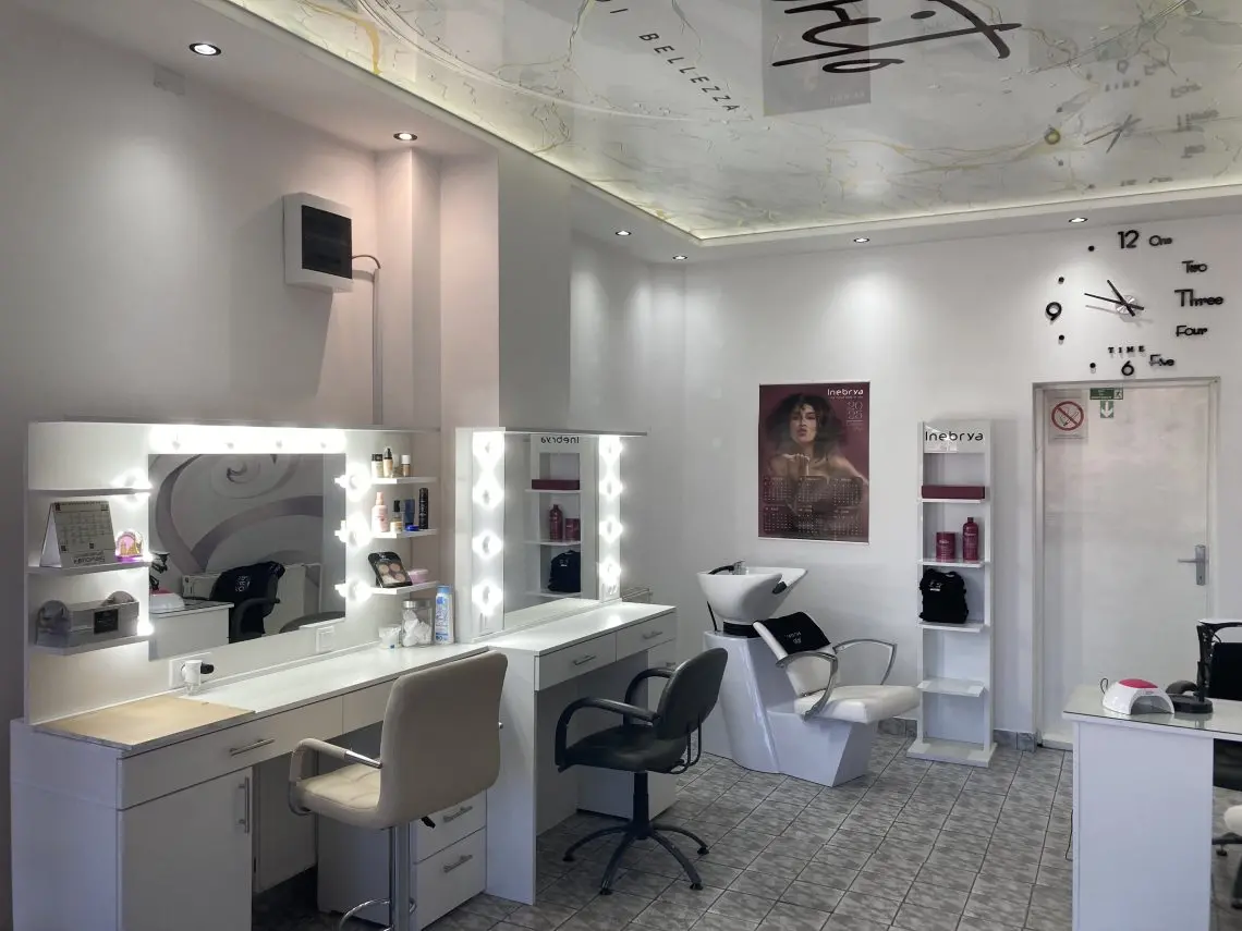 OPREMLJEN FRIZERSKO-KOZMETICKI SALON