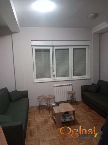 KOMPLETNO NAMEŠTENA GARSONJERA - PODBARA