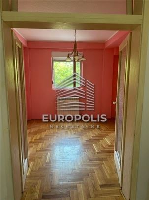 Uknjižen, renoviran u centru Žarkova