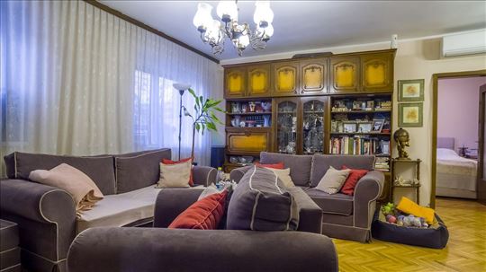 Četvorosoban porodičan stan na Bulevaru Patrijarha