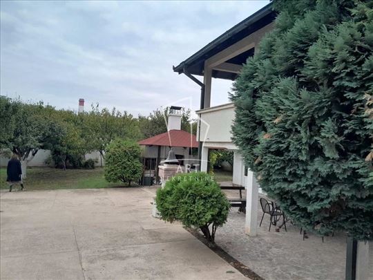 Farmaceutski fakultet, mereno 300m2, parking, dvor