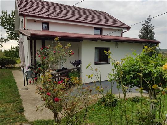 Kuća u cveću i voćnjaku