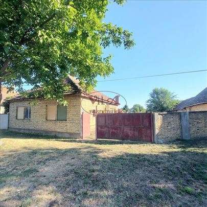 Srbobran, Turija, Zidana kuća sa velikim dvorištem