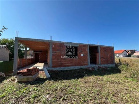 Kuća sa placom u centu Ugrinovaca ID#8432