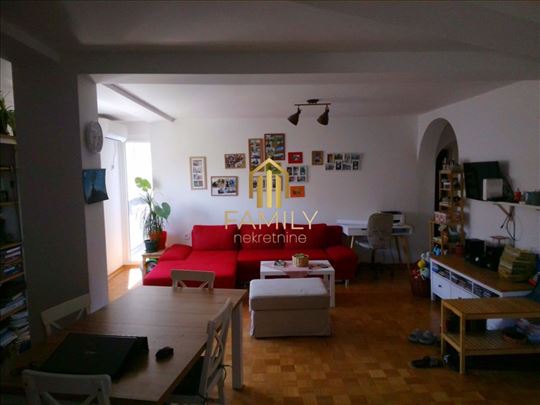 Komforan četvorosoban stan na Grbavici – renoviran