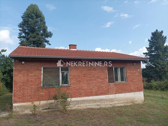 Vikend objekat,100 m2.površina zemljišta 3705 m2,Andrije Jovića,Čortanovci