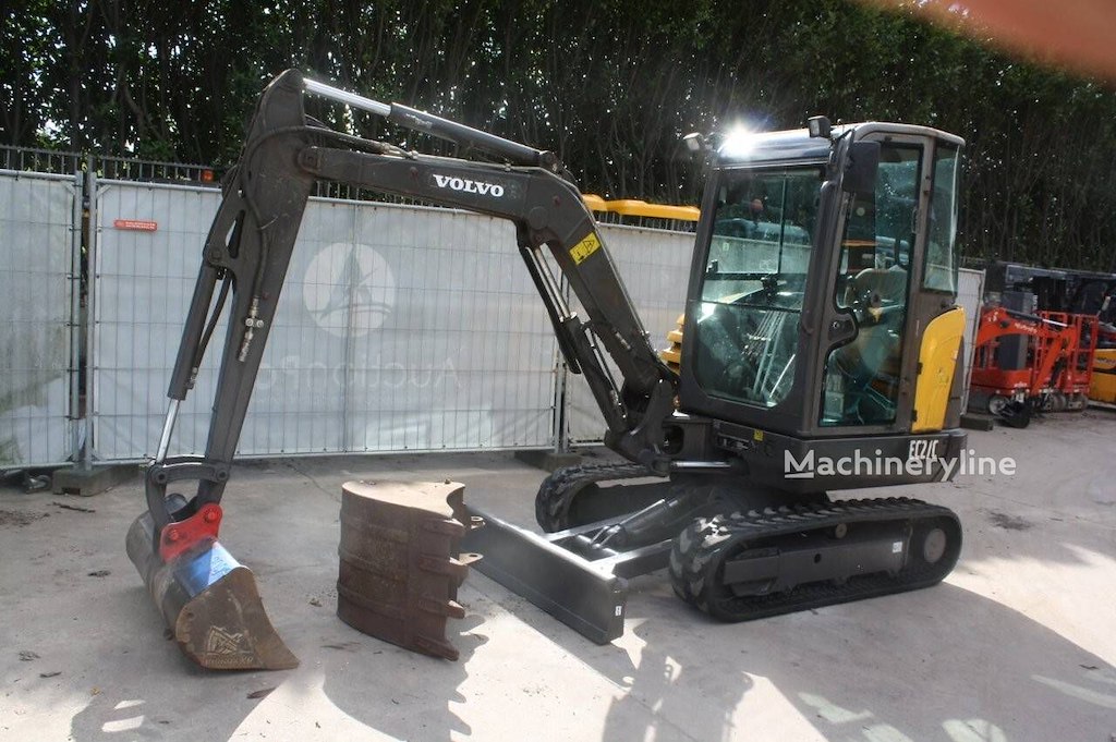 Prodaje se Volvo EC27C bager guseničar na aukciji