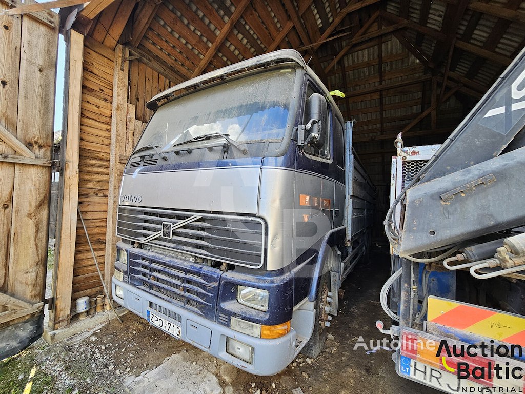 Prodaje se Volvo FH12 kamion s ravnom platformom na aukciji