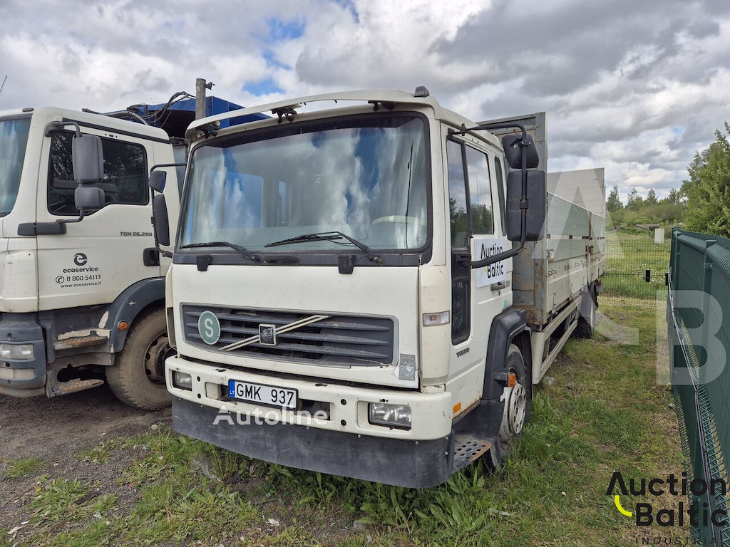 Prodaje se Volvo FL6 kamion s ravnom platformom na aukciji