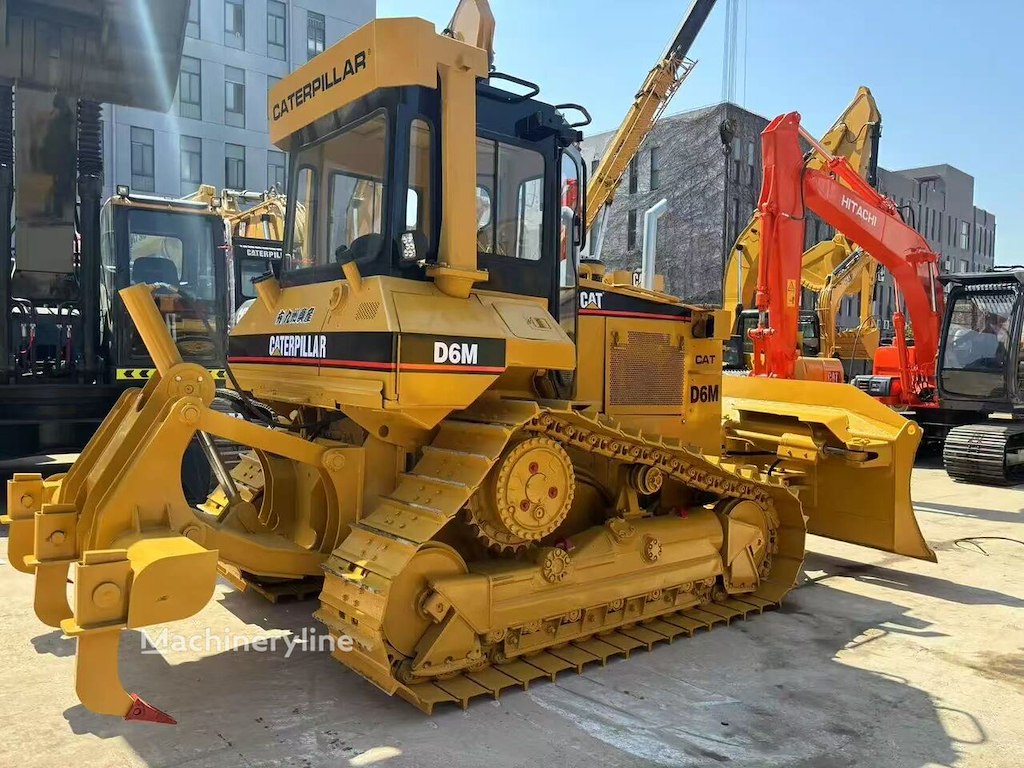 Caterpillar D6M buldožer