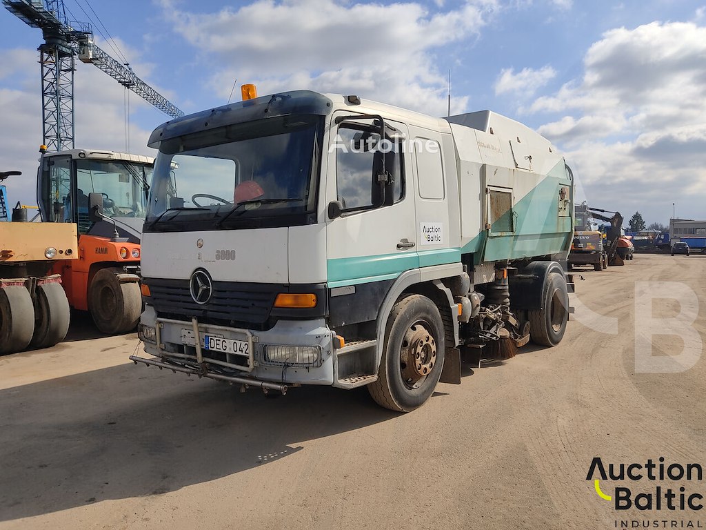 Prodaje se Mercedes-Benz 1517 vozilo za čišćenje ulica na aukciji