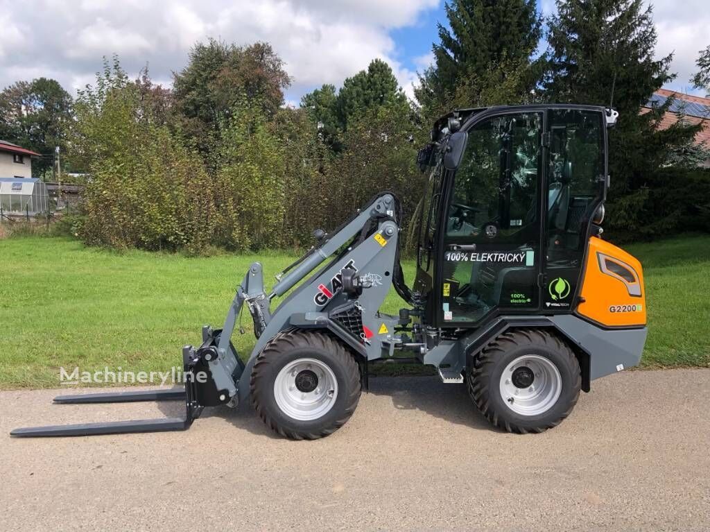 Giant G 2200 E multifunkcionalni utovarivač