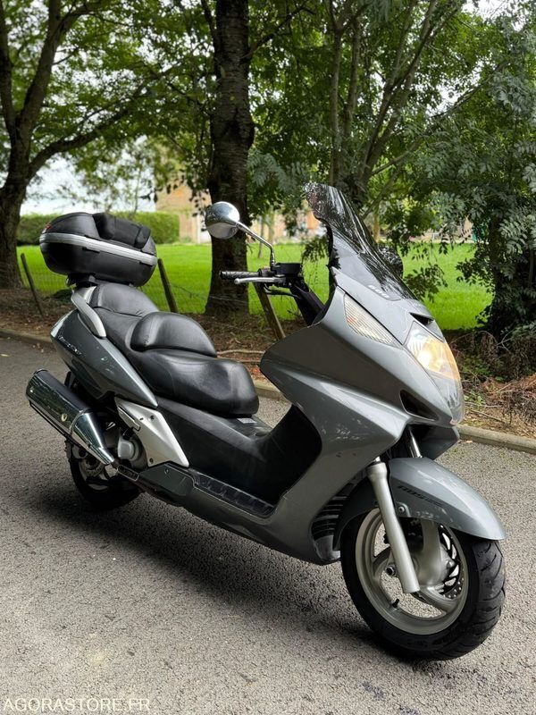 Prodaje se Honda FJS600 skuter na aukciji