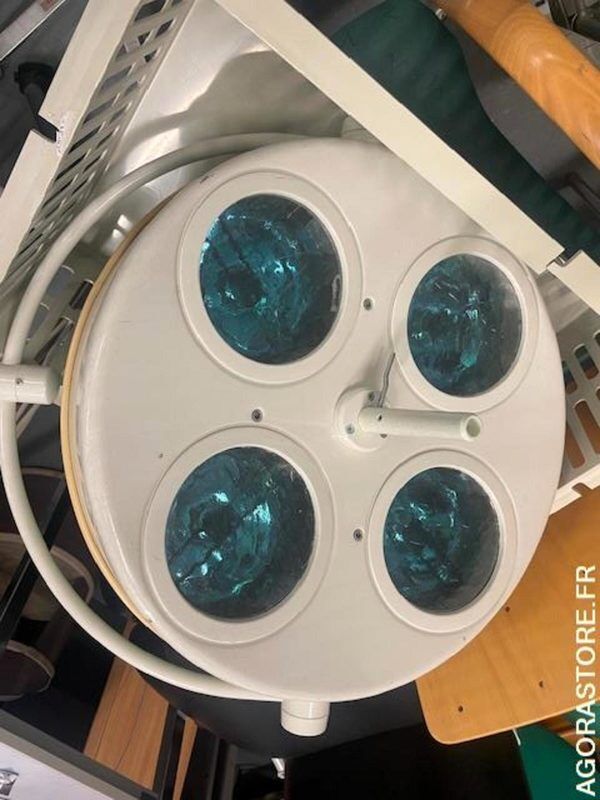 Prodaje se ANCIENNE LAMPE SALLE D OPERATION opremu za operacije na aukciji