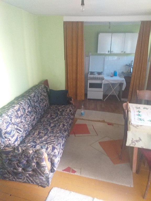 Izdajem stan u centru Mladenovca