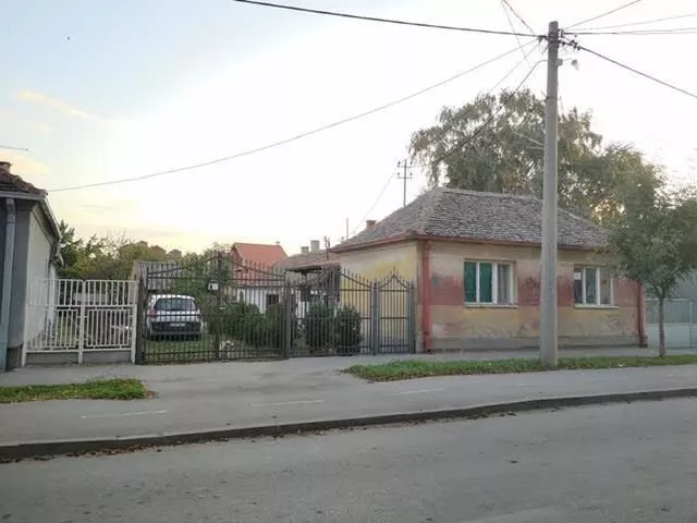 KUĆA I GRADJEVINSKO ZEMLJIŠTE U CENTRU POŽAREVCA