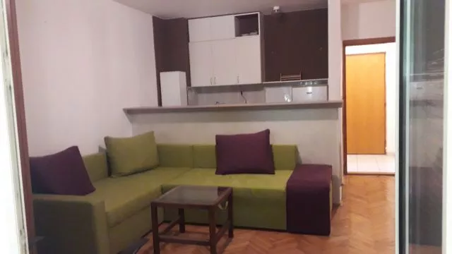 Opremljena garsonjera blizu centra