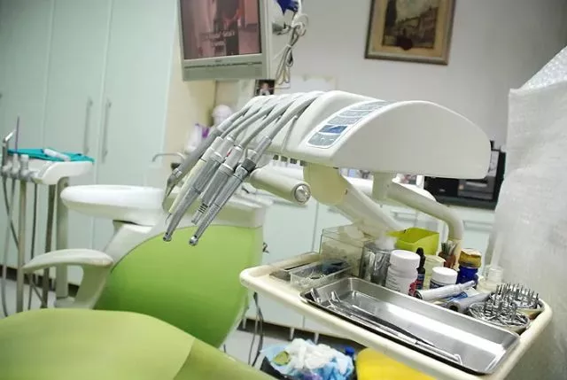 HIRURŠKO OSLOBAĐANJE NEIZNIKLOG ZUBA - DENTALUX