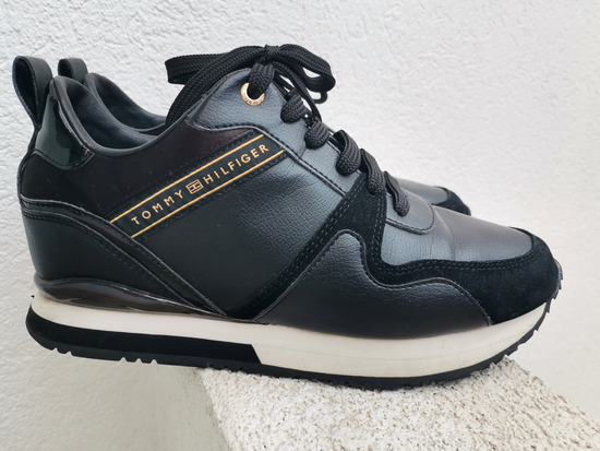 Tommy Hilfiger kozne br. 40