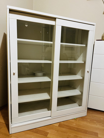 IKEA bela vitrina