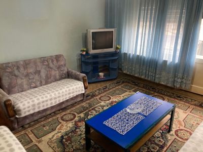 Izdajem namesten dvosoban stan centar
