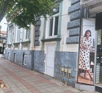 NA PRODAJU KUĆA - LOKAL BARILI