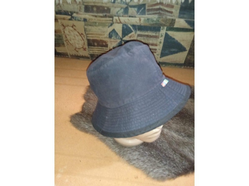 Sesiric bucket hat