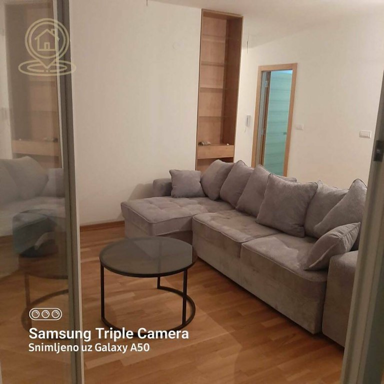 Izdavanje dvosoban stan 54 m² – novogradnja, odlična lokacija kod okretnice