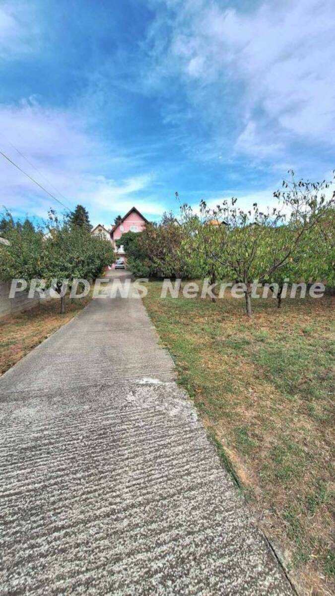 Uknjižena kuća 297m2+36m2