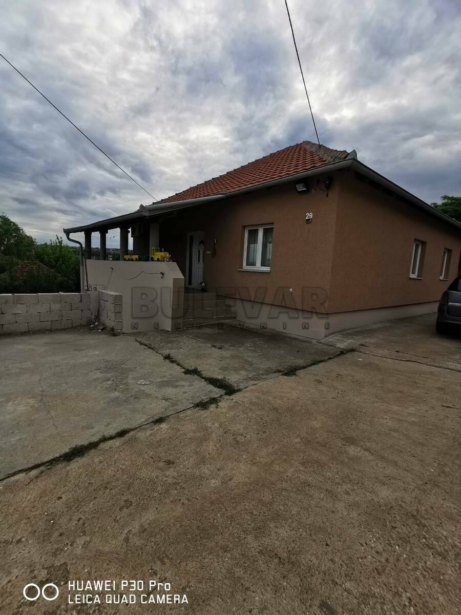 Kragujevac, naselje Petrovac - kuća 144 m2, plac 669 m2