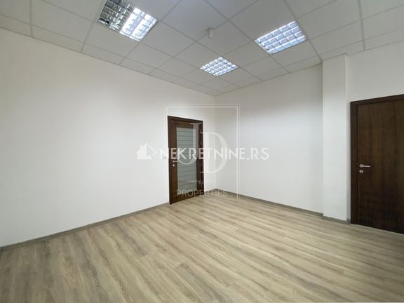 Poslovni prostor za izdavanje Tošin bunar,400 m2, ID 1562