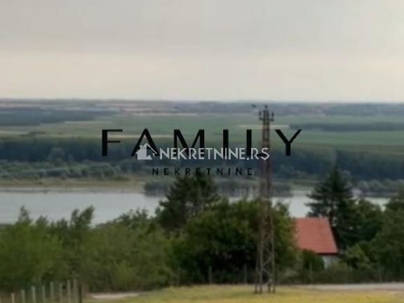 Na prodaju građevinsko zemljište sa prelepim pogledom na Dunav