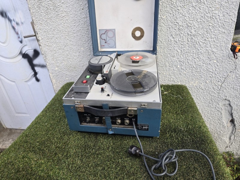 Stari profesionalni reel-to-reel magnetofon u koferu