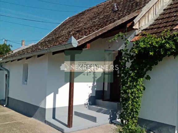 Renovirana kuća u centru sela Jazak!