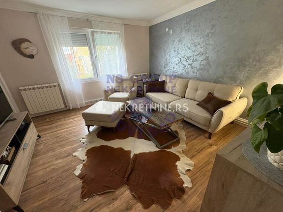 Na prodaju dve uknjižene kuće u Čereviću na placu površine 574m2.