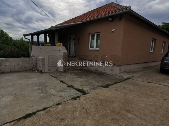 Kragujevac, naselje Petrovac - kuća 144 m2, plac 669 m2