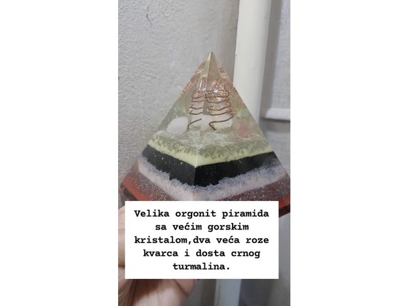 Velika orgonit piramida sa većim komadom gorskog krista