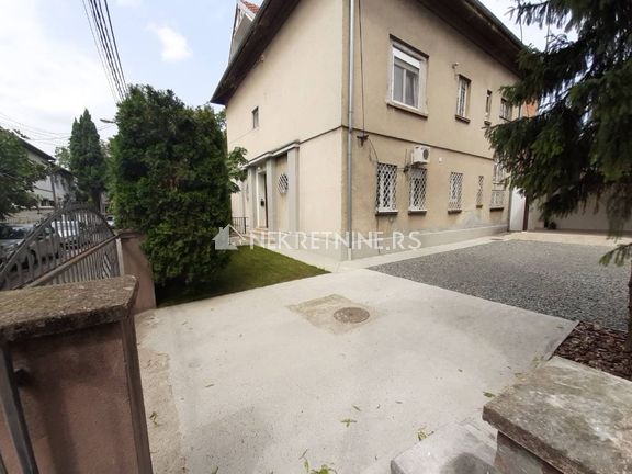 Stan u centru Zemuna u kući sa zasebnim ulazom i dvorištem