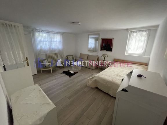 Lep stan u kući od 40m² na Banovom Brdu, – Idealno za život, mirna lokacija.