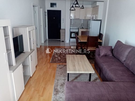 Izdajem dvosoban stan 42m2 u centru Leskovca