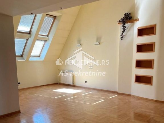 Vračar, Kalenić pijaca, 6.0 stan, 207m2, 2500 EUR