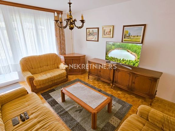 Izdajem stan 63 m2, Novi Beograd kod Merkatora, net+tv gratis 12 meseci